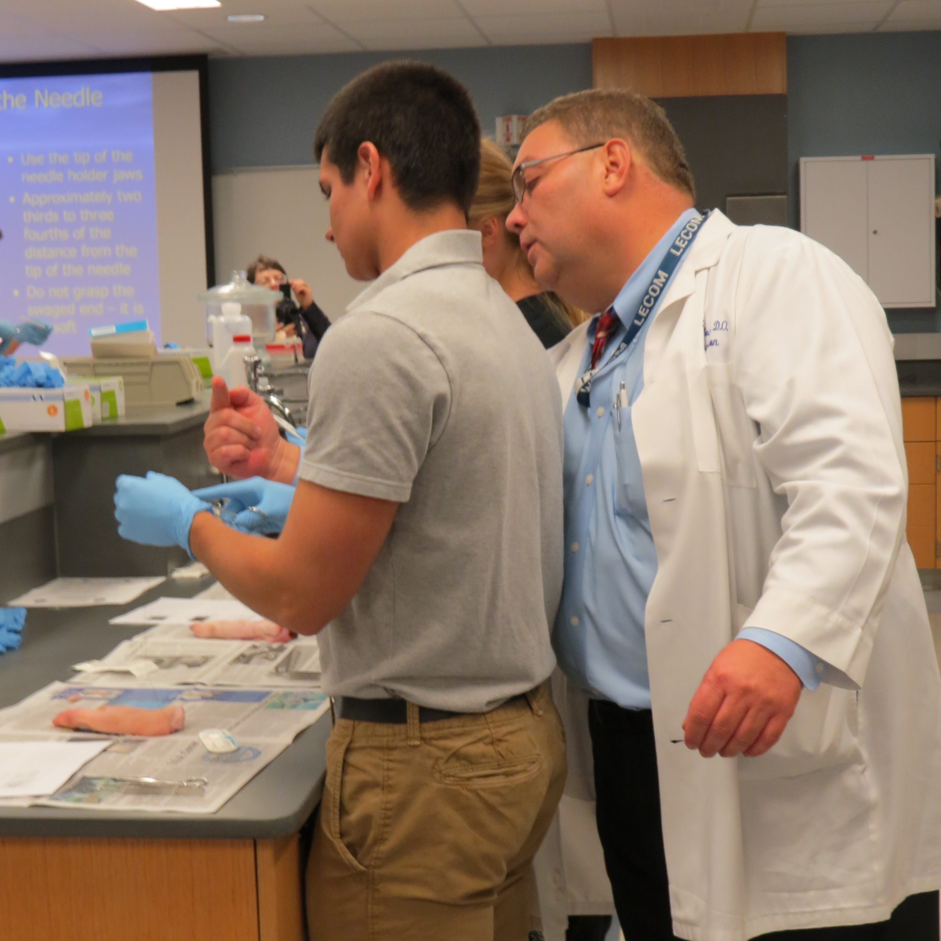 Pre-Health students sew first stitches in medical career – BEHREND BLOG